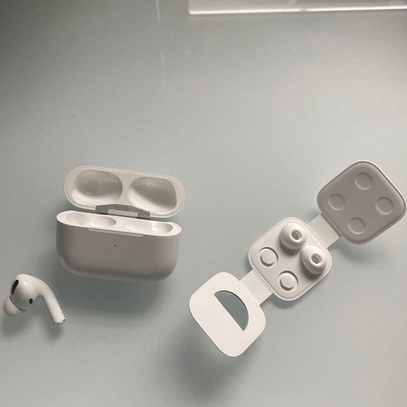 Apple | Headphones | Airpods Pro Charing Case Right Bud Ear Tips | Poshmark